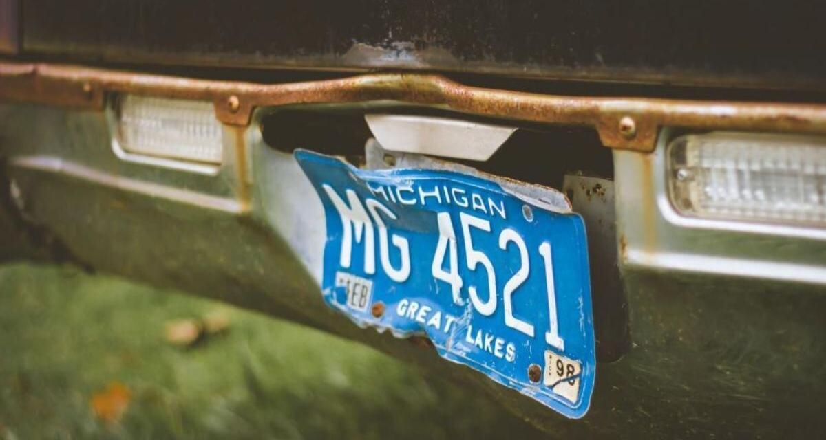 La découverte d’une plaque d'immatriculation perdue mène à la chute d ...